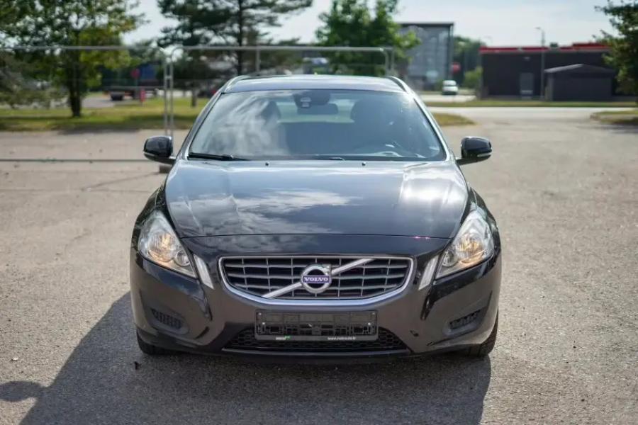 Melns Volvo V60 2012 Liepāja, ar dzinēja tilpumu 2.00 L un nobraukumu 288 tūkst. km par 8850 €, foto 7 vietnē AUTOMOTO.COM.LV