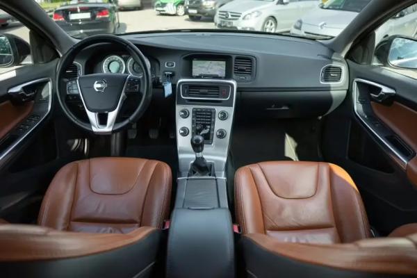 Black Volvo V60 2012 in Liepaja, with an engine capacity of 2.00 L and mileage of 288 thousand km for 8850 €, photo 7 on AUTOMOTO.COM.LV