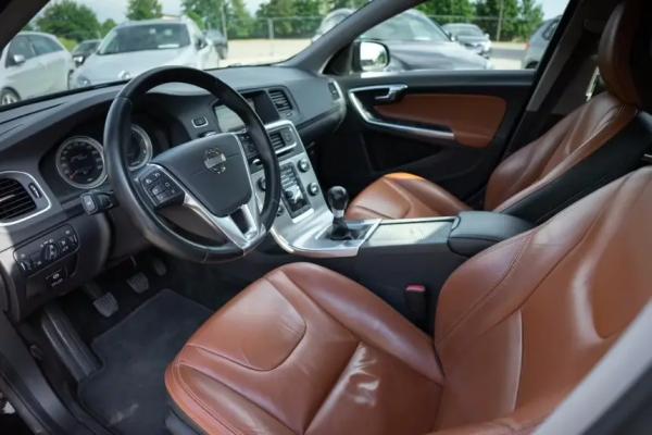 Black Volvo V60 2012 in Liepaja, with an engine capacity of 2.00 L and mileage of 288 thousand km for 8850 €, photo 8 on AUTOMOTO.COM.LV