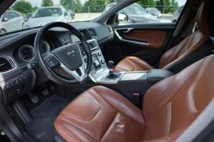 Melns Volvo V60 2012 Liepāja, ar dzinēja tilpumu 2.00 L un nobraukumu 288 tūkst. km par 8850 €, foto 9 vietnē AUTOMOTO.COM.LV