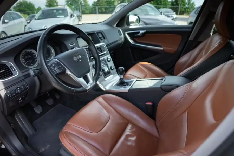 Melns Volvo V60 2012 Liepāja, ar dzinēja tilpumu 2.00 L un nobraukumu 288 tūkst. km par 8850 €, foto 9 vietnē AUTOMOTO.COM.LV