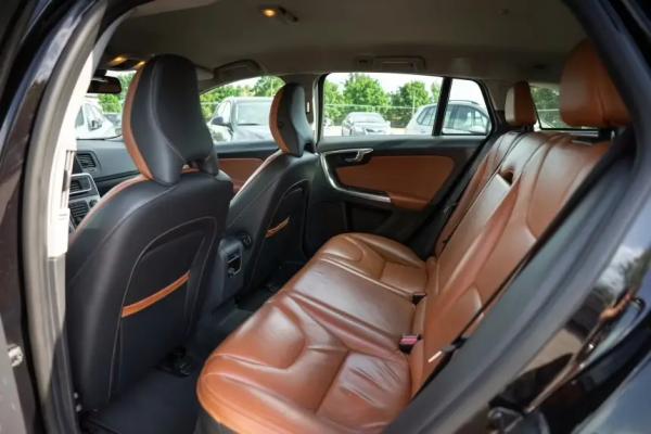 Black Volvo V60 2012 in Liepaja, with an engine capacity of 2.00 L and mileage of 288 thousand km for 8850 €, photo 9 on AUTOMOTO.COM.LV