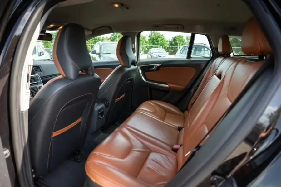 Melns Volvo V60 2012 Liepāja, ar dzinēja tilpumu 2.00 L un nobraukumu 288 tūkst. km par 8850 €, foto 10 vietnē AUTOMOTO.COM.LV