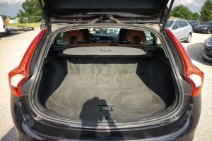 Melns Volvo V60 2012 Liepāja, ar dzinēja tilpumu 2.00 L un nobraukumu 288 tūkst. km par 8850 €, foto 11 vietnē AUTOMOTO.COM.LV