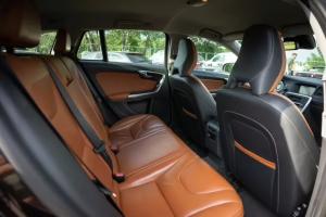 Melns Volvo V60 2012 Liepāja, ar dzinēja tilpumu 2.00 L un nobraukumu 288 tūkst. km par 8850 €, foto 12 vietnē AUTOMOTO.COM.LV