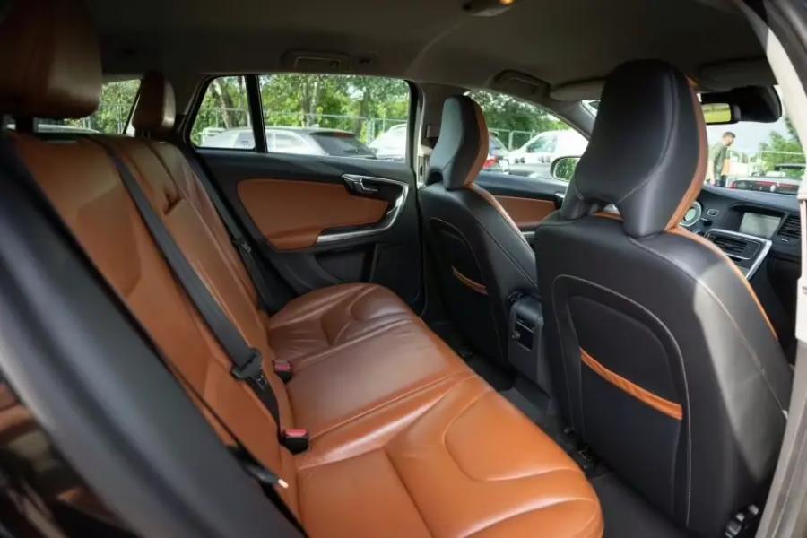 Melns Volvo V60 2012 Liepāja, ar dzinēja tilpumu 2.00 L un nobraukumu 288 tūkst. km par 8850 €, foto 12 vietnē AUTOMOTO.COM.LV