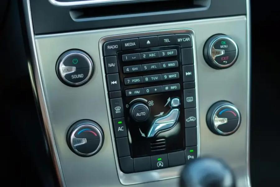 Melns Volvo V60 2012 Liepāja, ar dzinēja tilpumu 2.00 L un nobraukumu 288 tūkst. km par 8850 €, foto 15 vietnē AUTOMOTO.COM.LV
