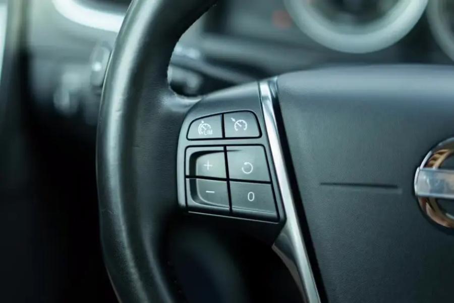 Melns Volvo V60 2012 Liepāja, ar dzinēja tilpumu 2.00 L un nobraukumu 288 tūkst. km par 8850 €, foto 16 vietnē AUTOMOTO.COM.LV