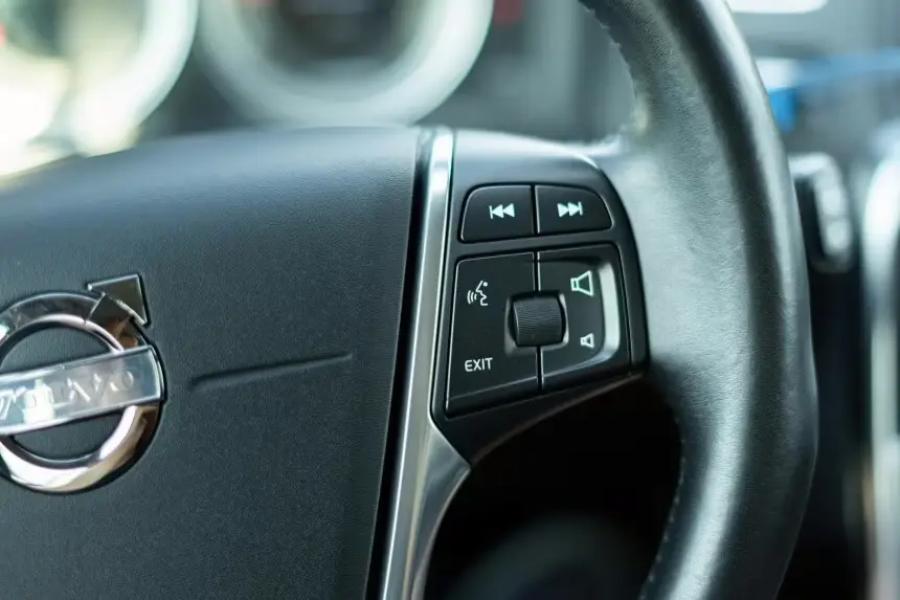 Melns Volvo V60 2012 Liepāja, ar dzinēja tilpumu 2.00 L un nobraukumu 288 tūkst. km par 8850 €, foto 17 vietnē AUTOMOTO.COM.LV