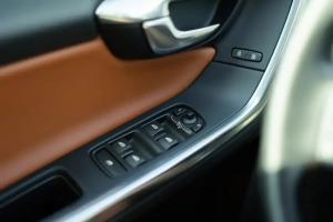 Melns Volvo V60 2012 Liepāja, ar dzinēja tilpumu 2.00 L un nobraukumu 288 tūkst. km par 8850 €, foto 18 vietnē AUTOMOTO.COM.LV