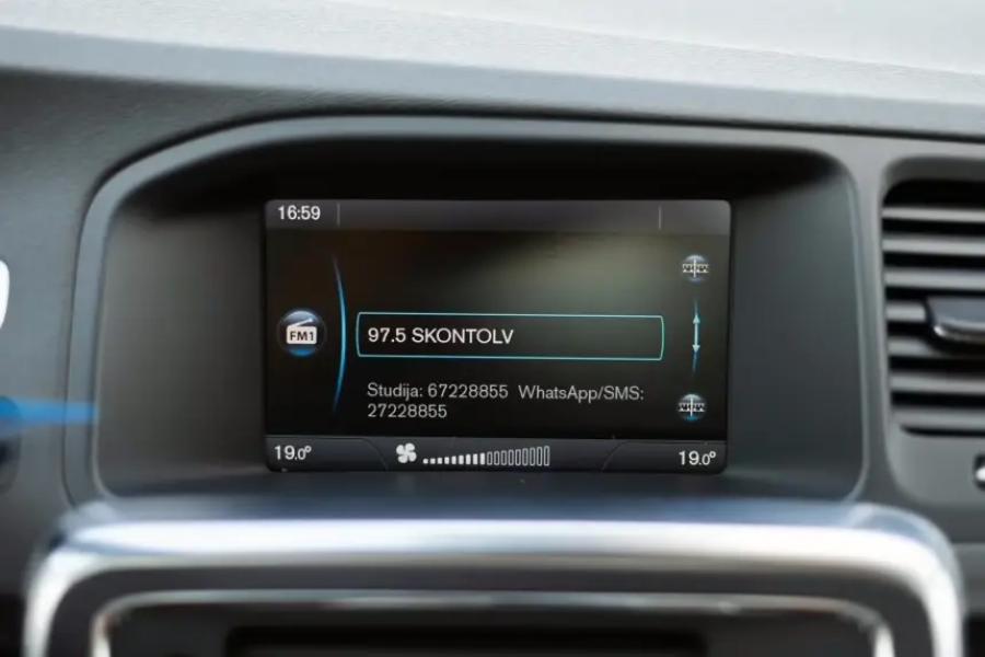 Melns Volvo V60 2012 Liepāja, ar dzinēja tilpumu 2.00 L un nobraukumu 288 tūkst. km par 8850 €, foto 21 vietnē AUTOMOTO.COM.LV