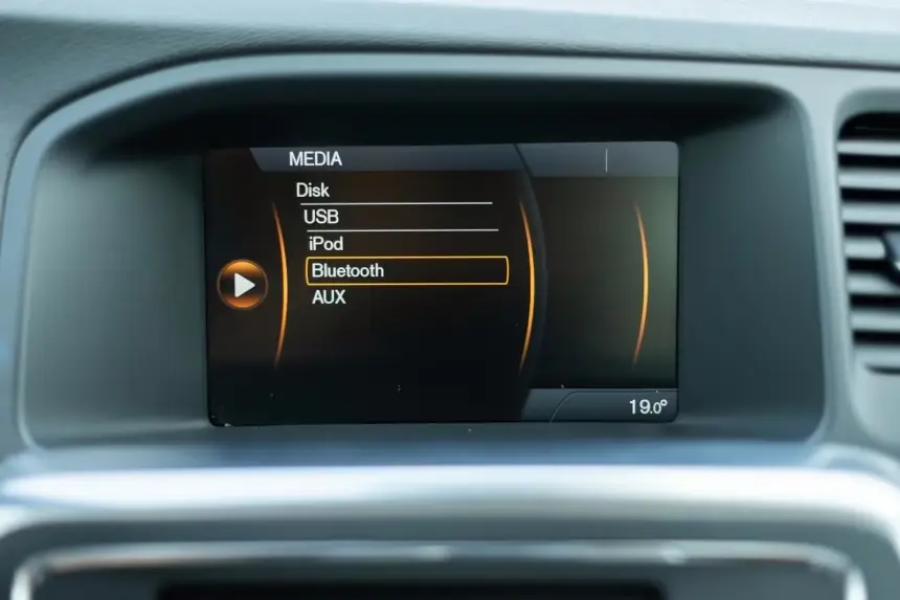 Melns Volvo V60 2012 Liepāja, ar dzinēja tilpumu 2.00 L un nobraukumu 288 tūkst. km par 8850 €, foto 22 vietnē AUTOMOTO.COM.LV
