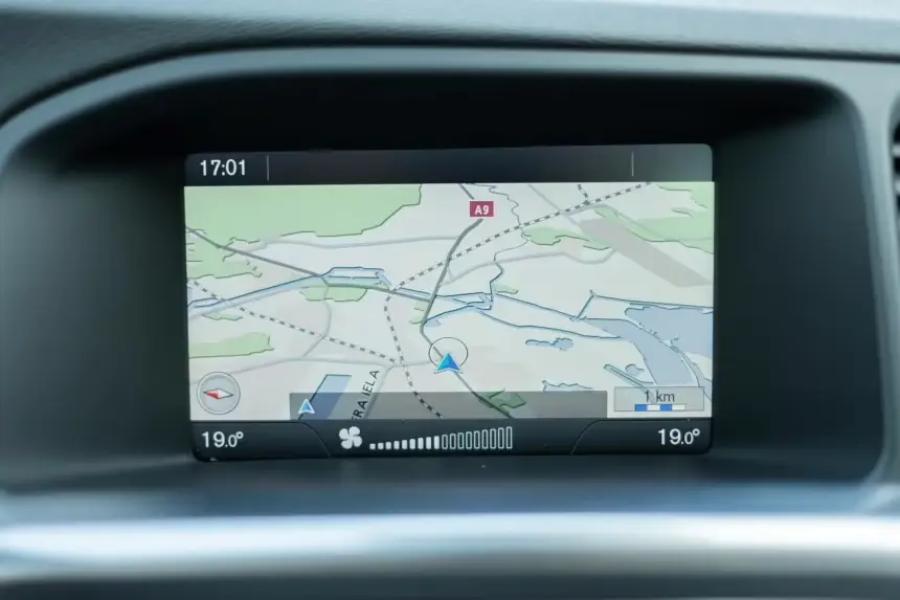 Melns Volvo V60 2012 Liepāja, ar dzinēja tilpumu 2.00 L un nobraukumu 288 tūkst. km par 8850 €, foto 23 vietnē AUTOMOTO.COM.LV