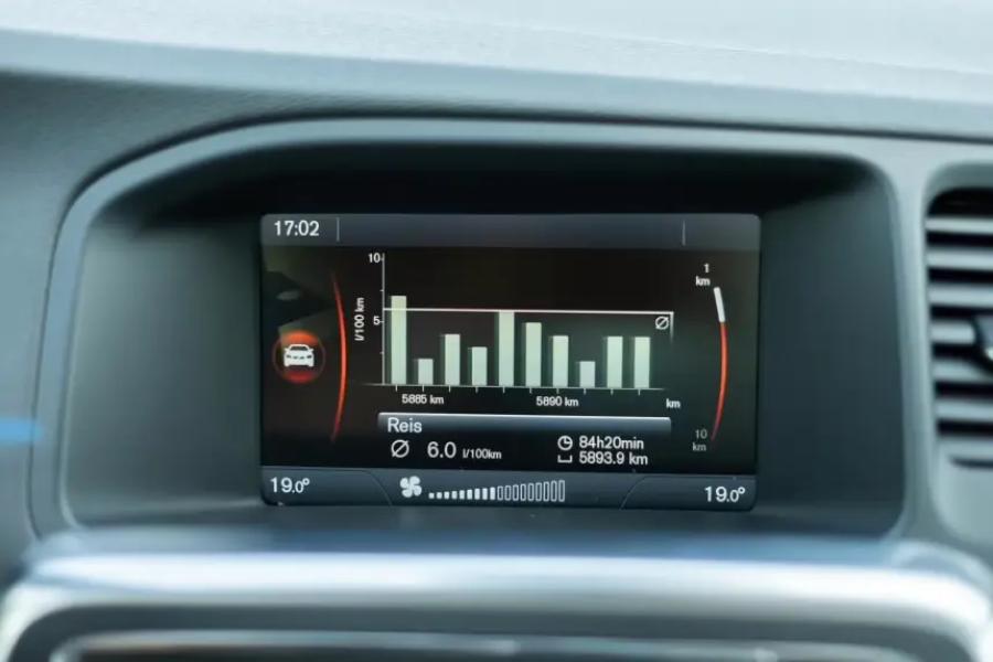 Melns Volvo V60 2012 Liepāja, ar dzinēja tilpumu 2.00 L un nobraukumu 288 tūkst. km par 8850 €, foto 24 vietnē AUTOMOTO.COM.LV