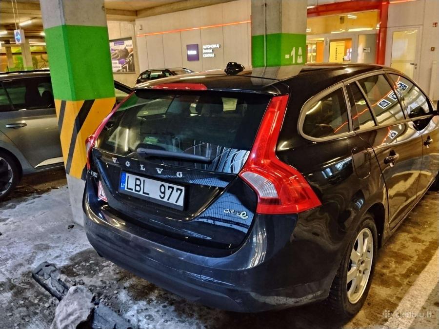 Black Volvo V60 2012 in Vilnius, with an engine capacity of 1.60 L and mileage of 278 thousand km for 5000 €, photo 3 on AUTOMOTO.COM.LV