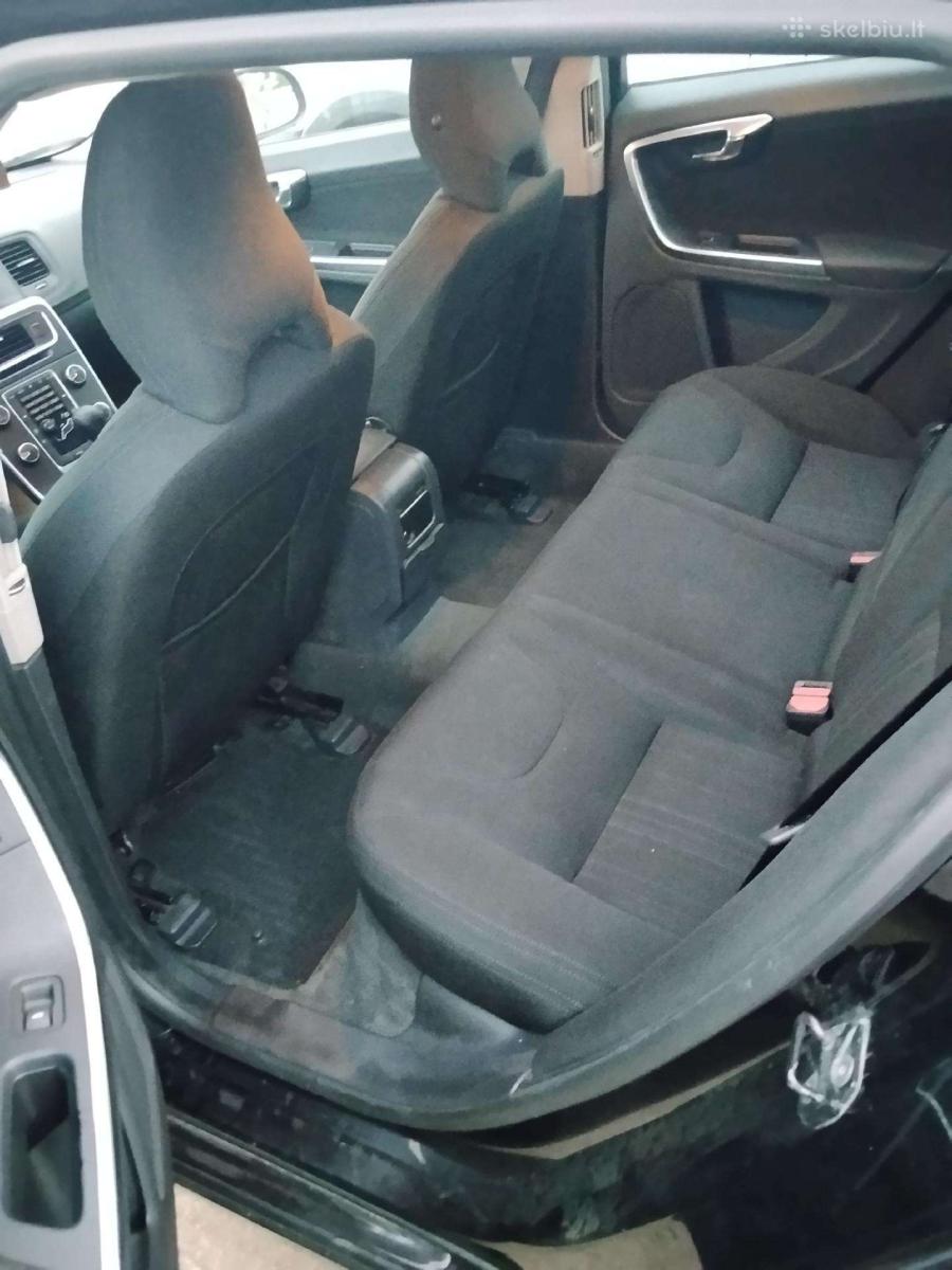Black Volvo V60 2012 in Vilnius, with an engine capacity of 1.60 L and mileage of 278 thousand km for 5000 €, photo 6 on AUTOMOTO.COM.LV