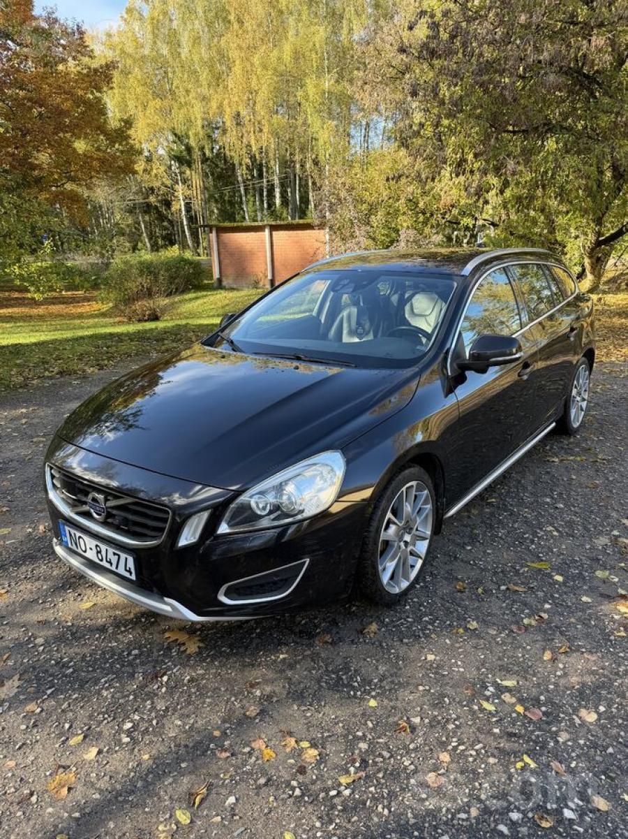 Black Volvo V60 2012 in Valmiera, with an engine capacity of 2.40 L and mileage of 333 thousand km for 8500 €, photo 1 on AUTOMOTO.COM.LV