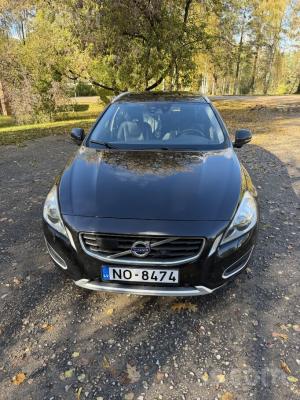 Black Volvo V60 2012 in Valmiera, with an engine capacity of 2.40 L and mileage of 333 thousand km for 8500 €, photo 3 on AUTOMOTO.COM.LV