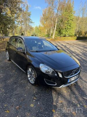 Black Volvo V60 2012 in Valmiera, with an engine capacity of 2.40 L and mileage of 333 thousand km for 8500 €, photo 4 on AUTOMOTO.COM.LV