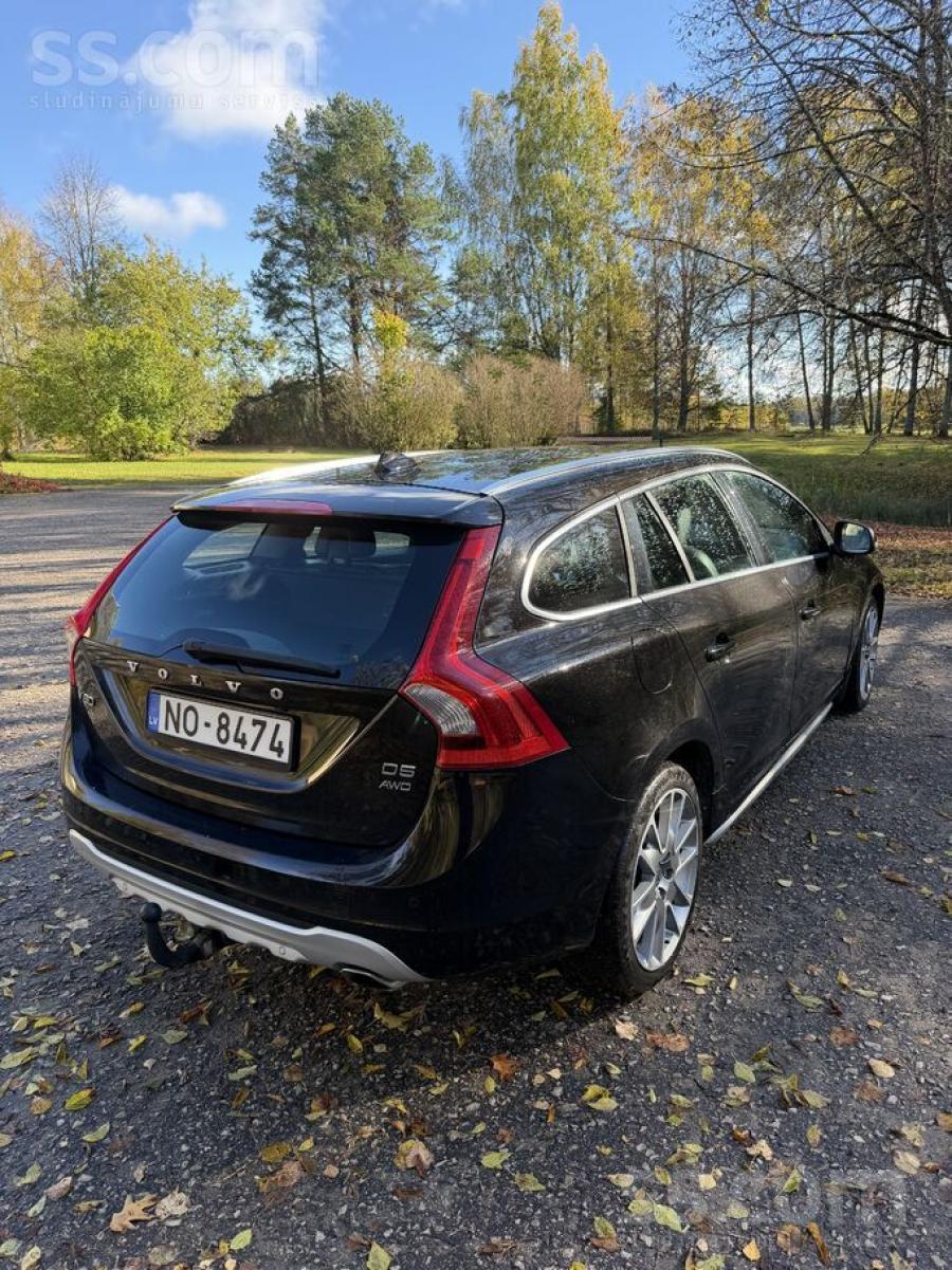 Black Volvo V60 2012 in Valmiera, with an engine capacity of 2.40 L and mileage of 333 thousand km for 8500 €, photo 5 on AUTOMOTO.COM.LV