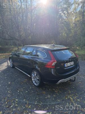 Black Volvo V60 2012 in Valmiera, with an engine capacity of 2.40 L and mileage of 333 thousand km for 8500 €, photo 6 on AUTOMOTO.COM.LV