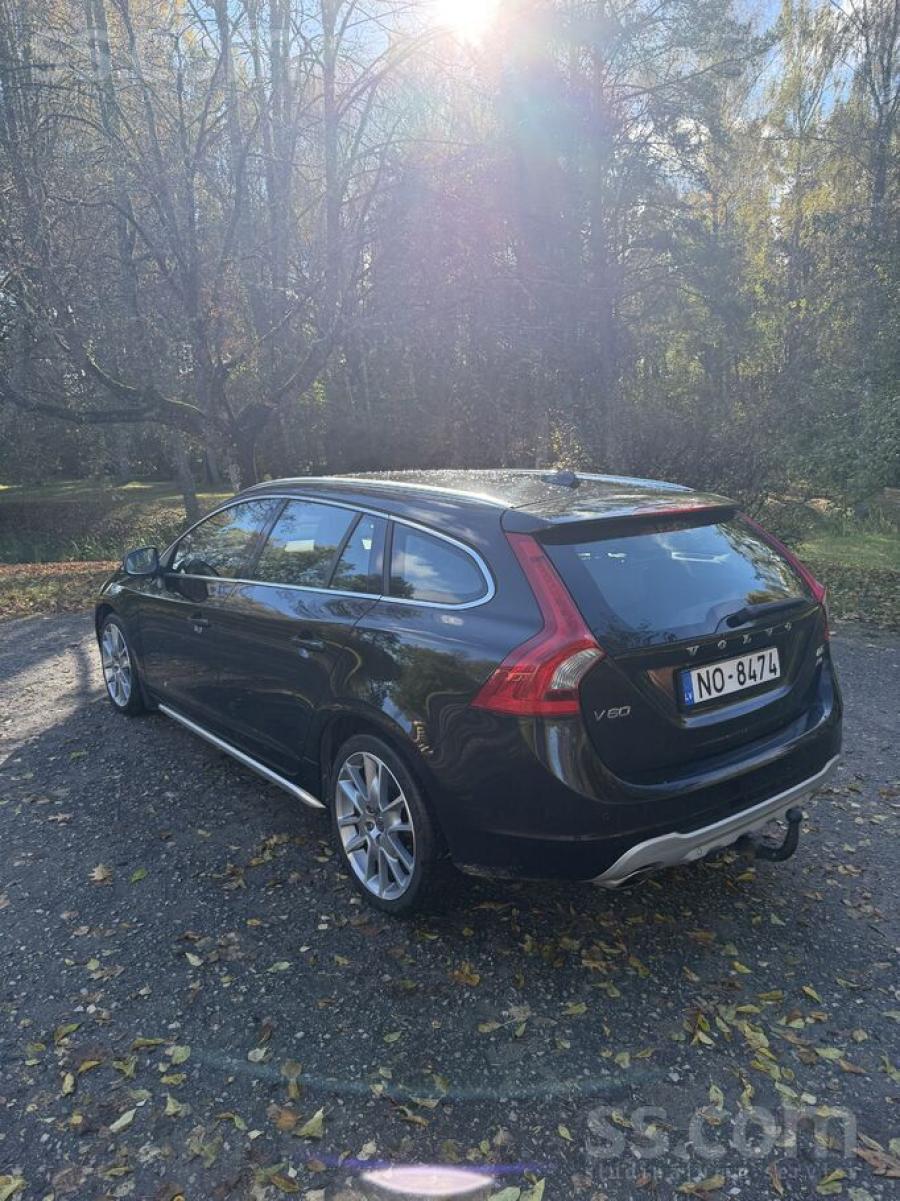 Black Volvo V60 2012 in Valmiera, with an engine capacity of 2.40 L and mileage of 333 thousand km for 8500 €, photo 6 on AUTOMOTO.COM.LV