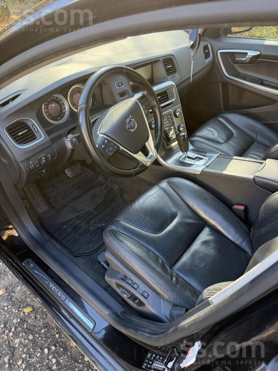 Black Volvo V60 2012 in Valmiera, with an engine capacity of 2.40 L and mileage of 333 thousand km for 8500 €, photo 7 on AUTOMOTO.COM.LV