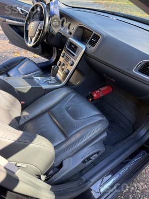 Black Volvo V60 2012 in Valmiera, with an engine capacity of 2.40 L and mileage of 333 thousand km for 8500 €, photo 8 on AUTOMOTO.COM.LV