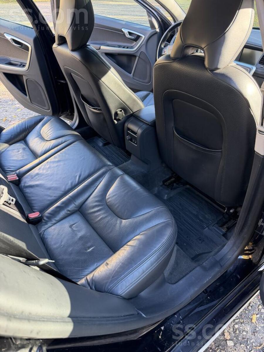 Black Volvo V60 2012 in Valmiera, with an engine capacity of 2.40 L and mileage of 333 thousand km for 8500 €, photo 10 on AUTOMOTO.COM.LV