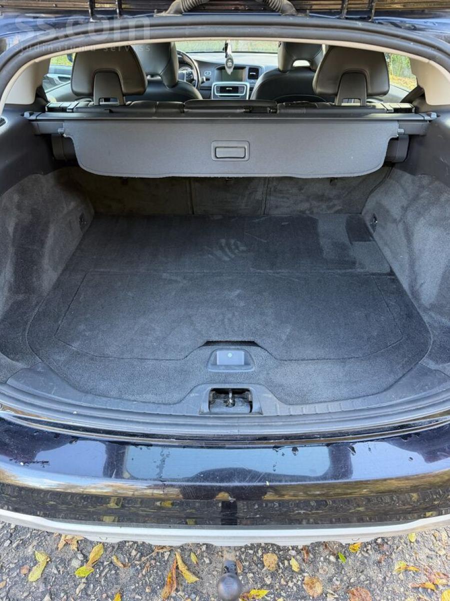 Black Volvo V60 2012 in Valmiera, with an engine capacity of 2.40 L and mileage of 333 thousand km for 8500 €, photo 11 on AUTOMOTO.COM.LV