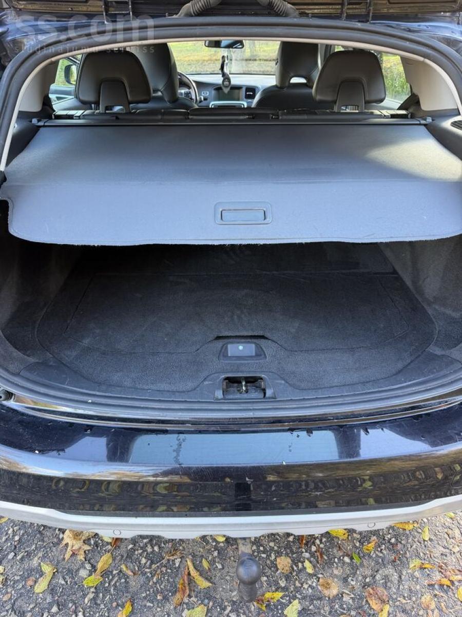 Black Volvo V60 2012 in Valmiera, with an engine capacity of 2.40 L and mileage of 333 thousand km for 8500 €, photo 12 on AUTOMOTO.COM.LV