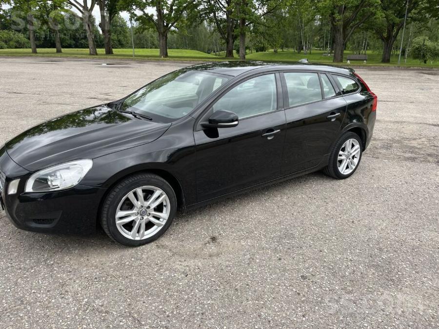 Melns Volvo V60 2013 Rīga, ar dzinēja tilpumu 1.60 L un nobraukumu 317 tūkst. km par 4500 €, foto 2 vietnē AUTOMOTO.COM.LV