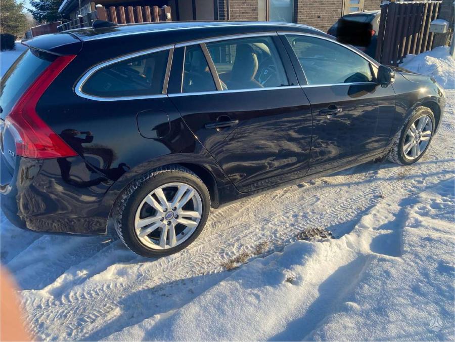 Black Volvo V60 2013 in Kaunas, with an engine capacity of 1.98 L and mileage of 261 thousand km for 6800 €, photo 7 on AUTOMOTO.COM.LV