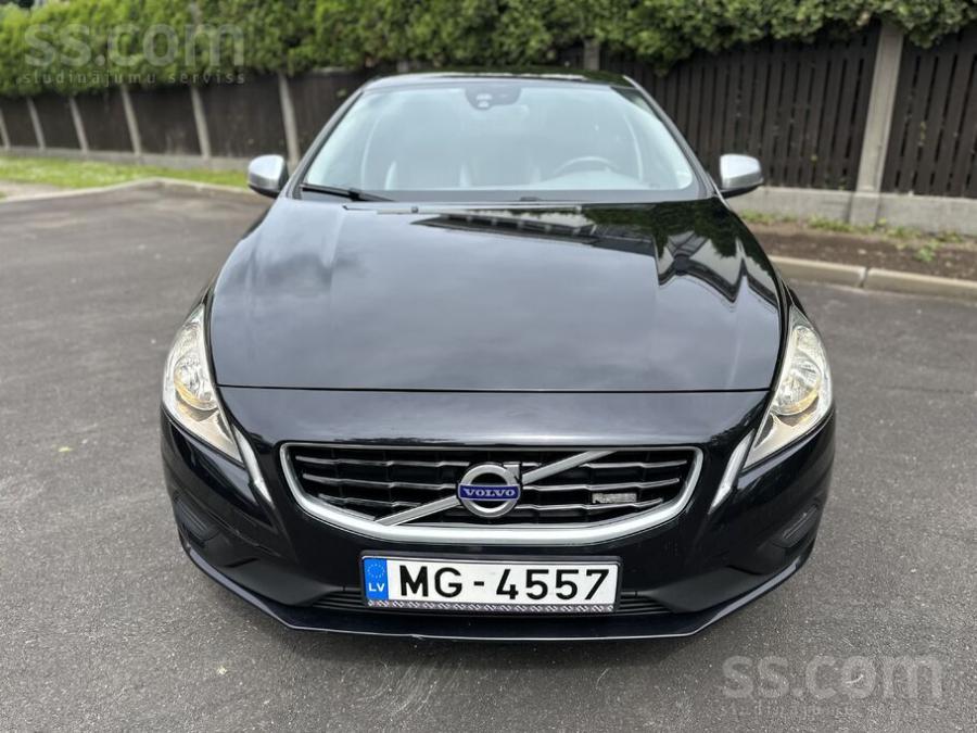 Black Volvo V60 2013 in Jurmala, with an engine capacity of 1.60 L and mileage of 0 thousand km for 5950 €, photo 4 on AUTOMOTO.COM.LV