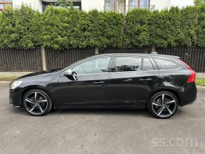 Black Volvo V60 2013 in Jurmala, with an engine capacity of 1.60 L and mileage of 0 thousand km for 5950 €, photo 12 on AUTOMOTO.COM.LV