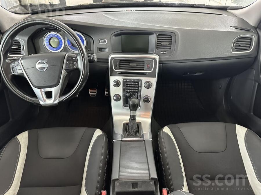 Black Volvo V60 2013 in Jurmala, with an engine capacity of 1.60 L and mileage of 0 thousand km for 5950 €, photo 14 on AUTOMOTO.COM.LV