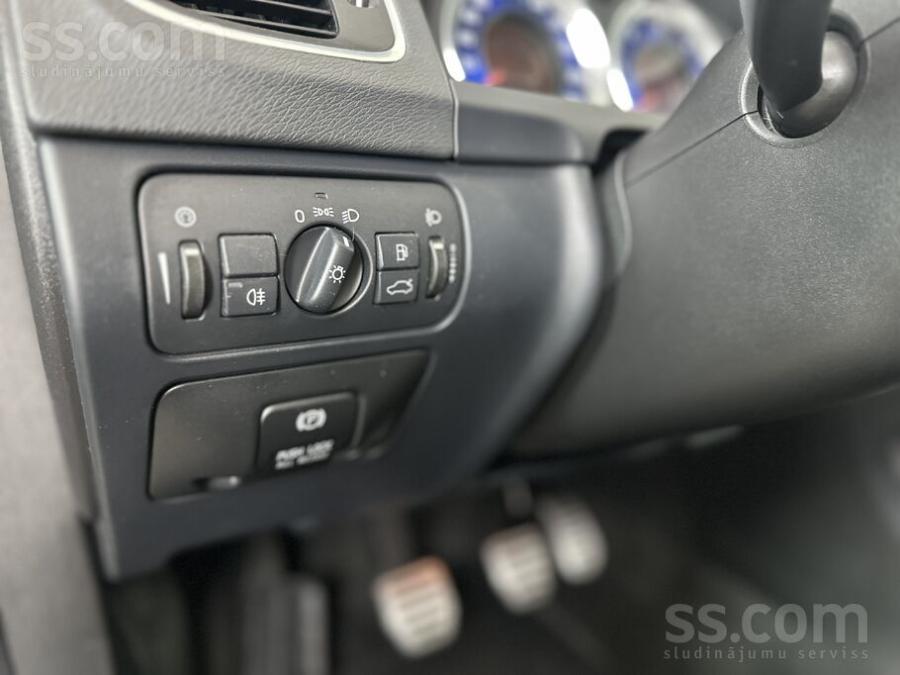Black Volvo V60 2013 in Jurmala, with an engine capacity of 1.60 L and mileage of 0 thousand km for 5950 €, photo 17 on AUTOMOTO.COM.LV