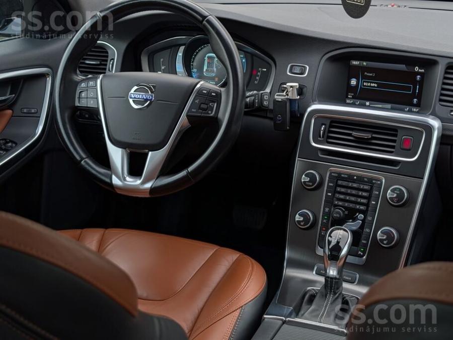 Melns Volvo V60 2013 Jūrmala, ar dzinēja tilpumu 2.40 L un nobraukumu 257 tūkst. km par 9950 €, foto 25 vietnē AUTOMOTO.COM.LV