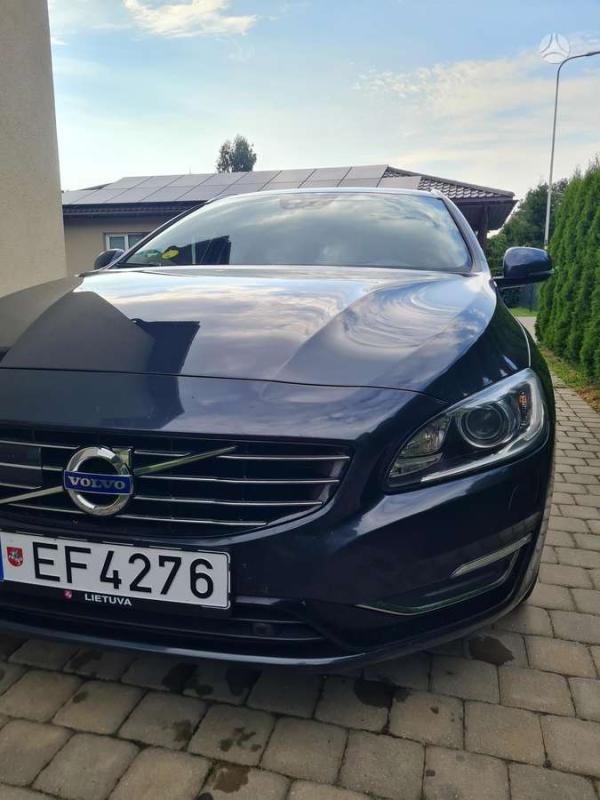 Black Volvo V60 2013 in Vilnius, with an engine capacity of 2.40 L and mileage of 280 thousand km for 6100 €, photo 1 on AUTOMOTO.COM.LV