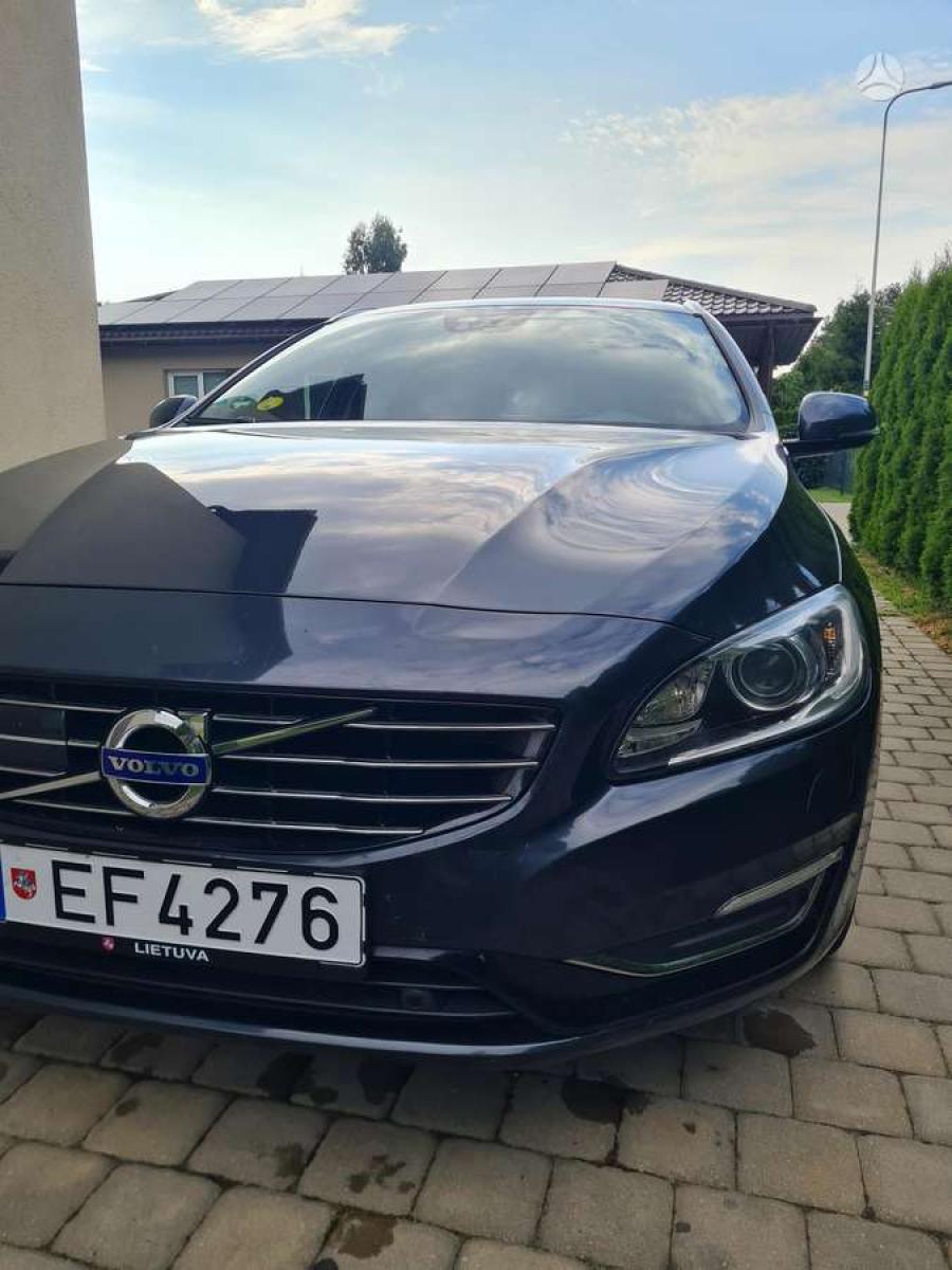 Black Volvo V60 2013 in Vilnius, with an engine capacity of 2.40 L and mileage of 280 thousand km for 6100 €, photo 1 on AUTOMOTO.COM.LV