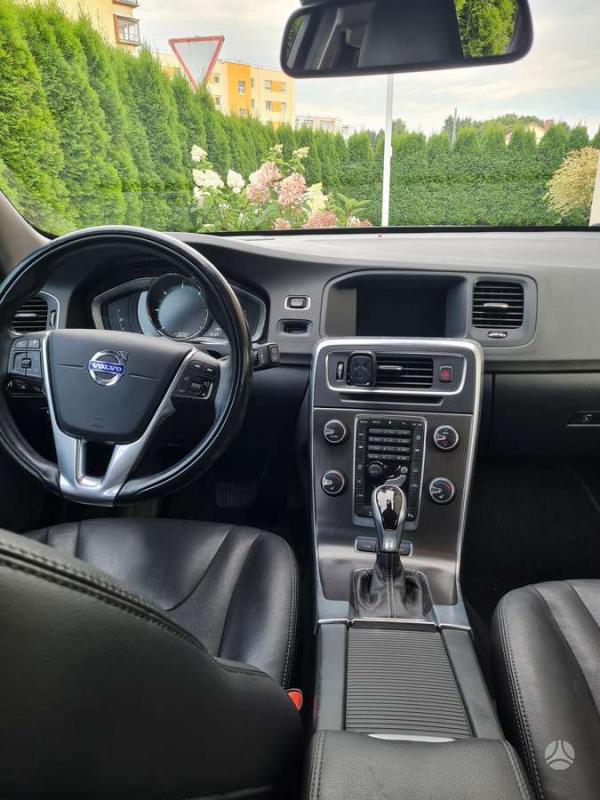 Black Volvo V60 2013 in Vilnius, with an engine capacity of 2.40 L and mileage of 280 thousand km for 6100 €, photo 4 on AUTOMOTO.COM.LV