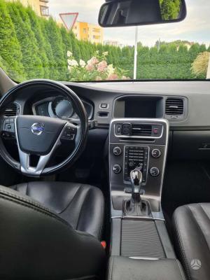 Black Volvo V60 2013 in Vilnius, with an engine capacity of 2.40 L and mileage of 280 thousand km for 6100 €, photo 4 on AUTOMOTO.COM.LV