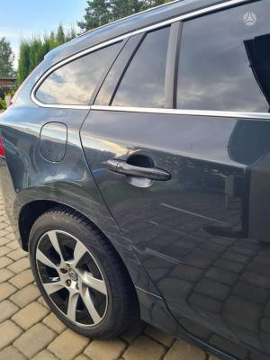 Black Volvo V60 2013 in Vilnius, with an engine capacity of 2.40 L and mileage of 280 thousand km for 6100 €, photo 6 on AUTOMOTO.COM.LV