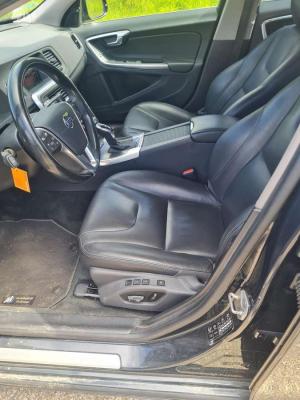 Black Volvo V60 2013 in Vilnius, with an engine capacity of 2.40 L and mileage of 280 thousand km for 6100 €, photo 10 on AUTOMOTO.COM.LV
