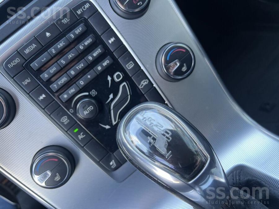 Melns Volvo V60 2013 Jēkabpils, ar dzinēja tilpumu 2.40 L un nobraukumu 189 tūkst. km par 7700 €, foto 30 vietnē AUTOMOTO.COM.LV