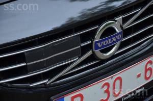 Black Volvo V60 2013 in Riga, with an engine capacity of 2.40 L and mileage of 304 thousand km for 7990 €, photo 3 on AUTOMOTO.COM.LV