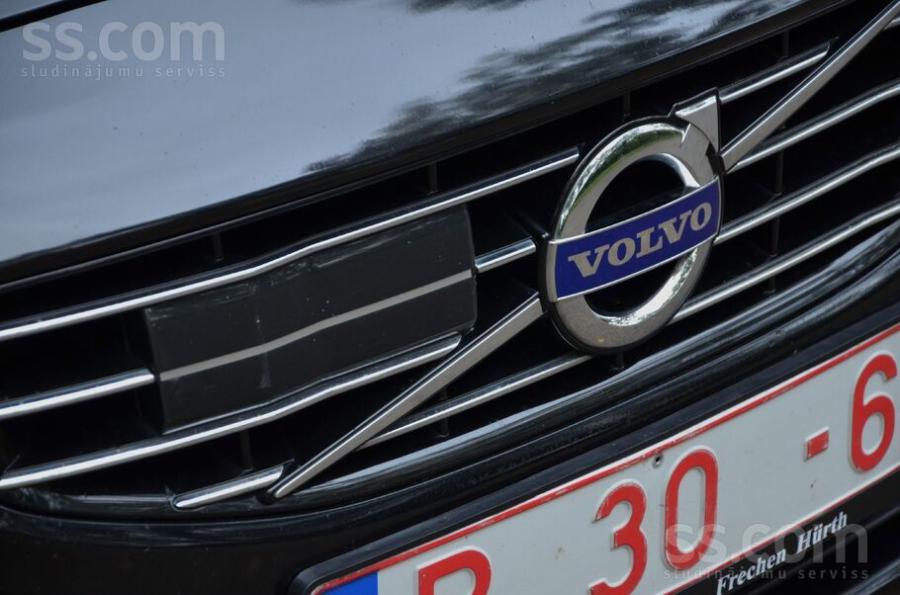 Black Volvo V60 2013 in Riga, with an engine capacity of 2.40 L and mileage of 304 thousand km for 7990 €, photo 3 on AUTOMOTO.COM.LV