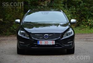 Black Volvo V60 2013 in Riga, with an engine capacity of 2.40 L and mileage of 304 thousand km for 7990 €, photo 4 on AUTOMOTO.COM.LV