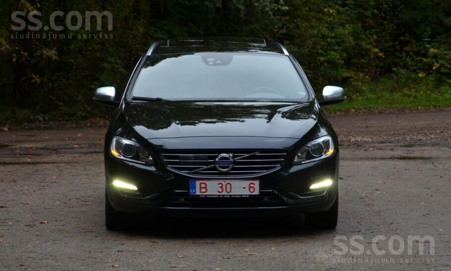 Black Volvo V60 2013 in Riga, with an engine capacity of 2.40 L and mileage of 304 thousand km for 7990 €, photo 5 on AUTOMOTO.COM.LV