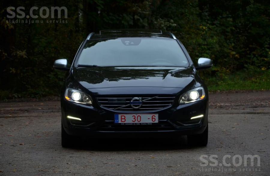 Black Volvo V60 2013 in Riga, with an engine capacity of 2.40 L and mileage of 304 thousand km for 7990 €, photo 6 on AUTOMOTO.COM.LV
